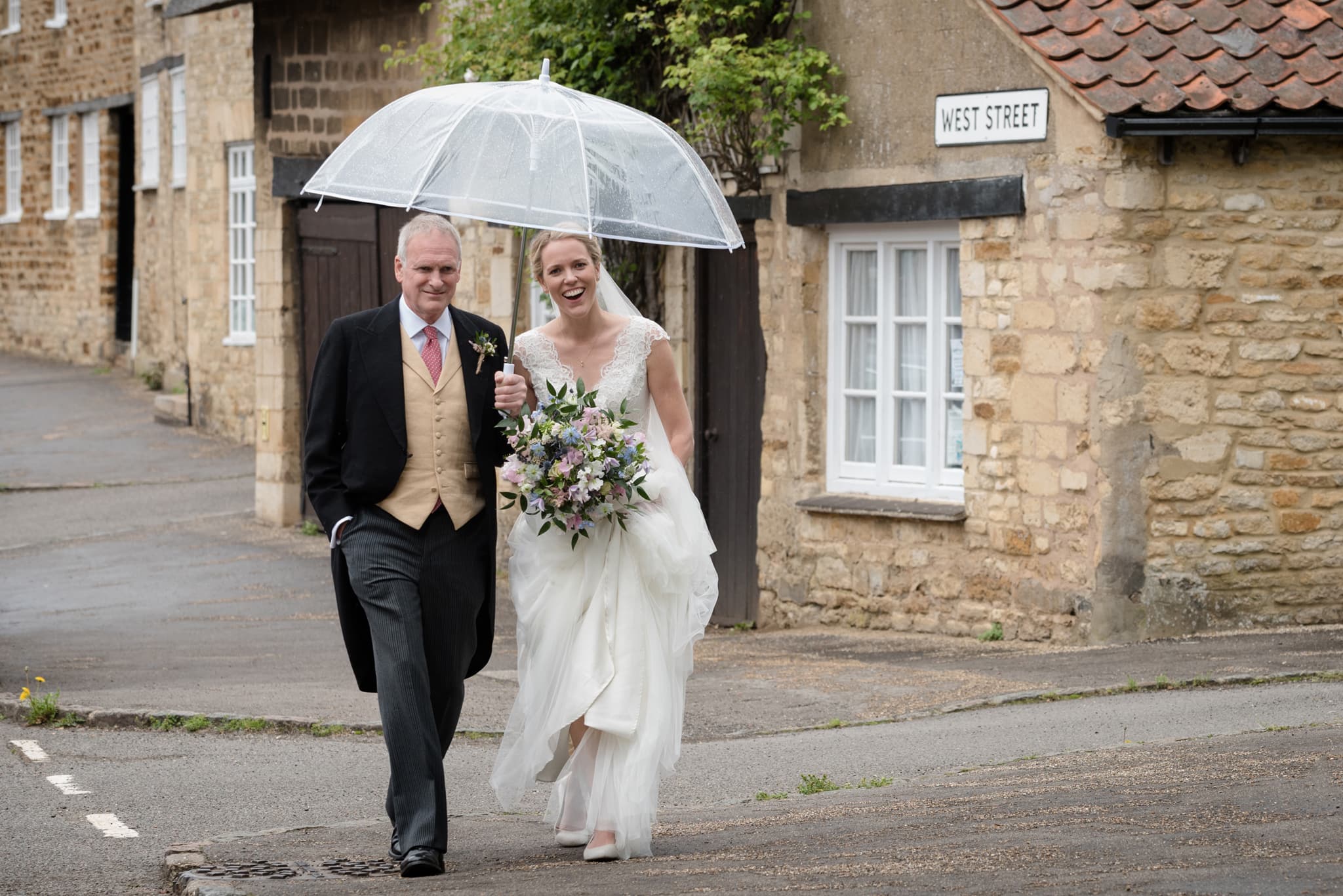 Wet wedding photography tips | Sarah Vivienne Photography